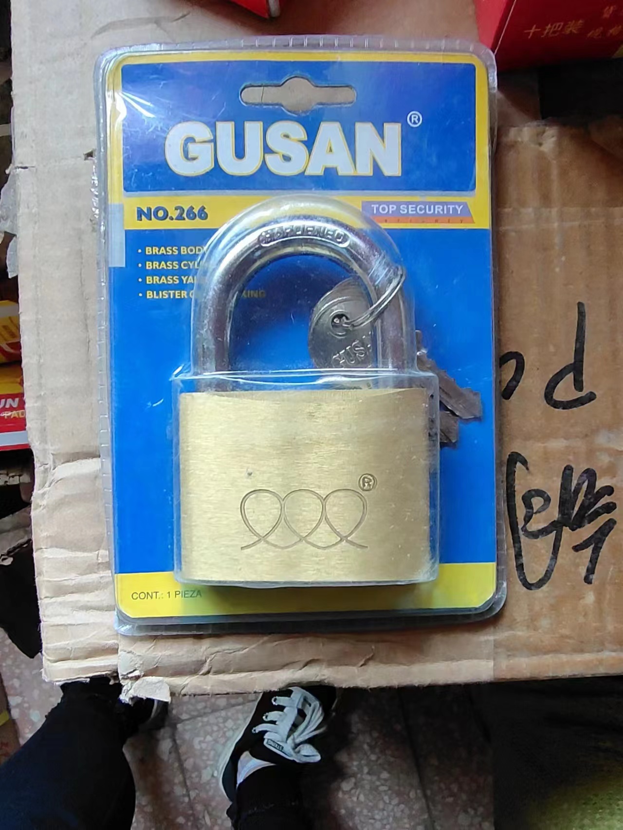 国产--GUSAN纯铜挂锁 尺寸：整体高度94.5MM*锁体尺寸52.5*63MM 锁梁直径10.8MM 分类：通开/不通开可选--3把起订 ...